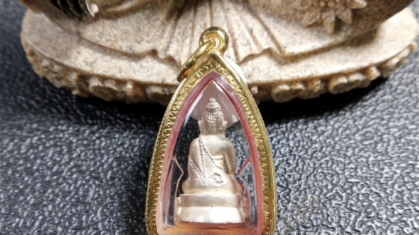 龙婆坤2535"伦预知的力量" 小模药师佛,纯银版,也叫琉璃!数量稀少...