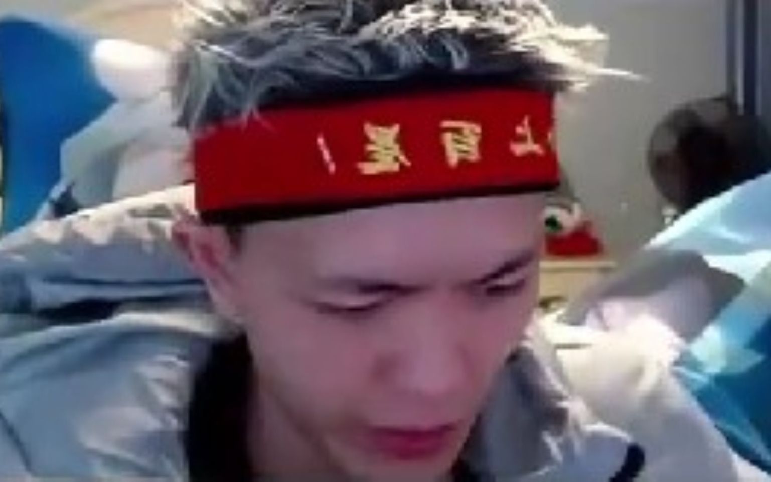 ...打团你晚来都残了你上了=顶住三个人的输出,你再多送几个对面就赢咯!