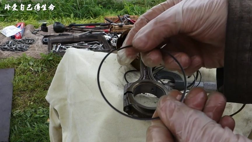 活塞上安装新活塞环,可是一项技术活,也就是老司机才能这样稳重