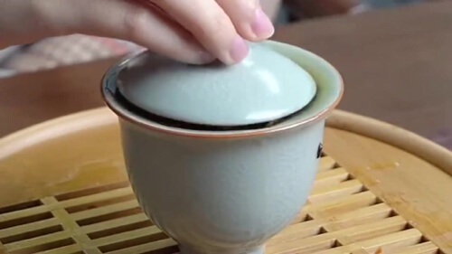 盖碗的使用方式,想不到喝茶还有这么多的讲究,规矩比喝酒还多