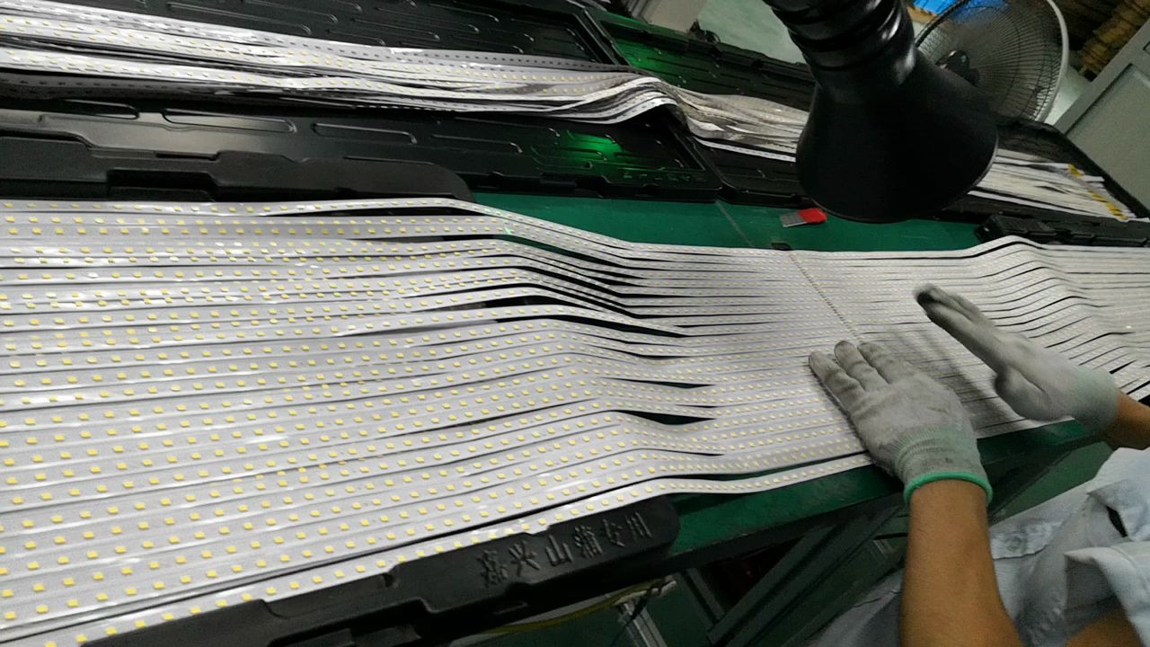 LED节能灯的生产过程,这就是老师傅的焊接动作,高效