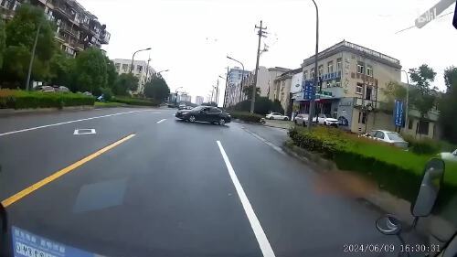 压实线变道,被叔叔现场教育 交通安全 交通事故 行车安全