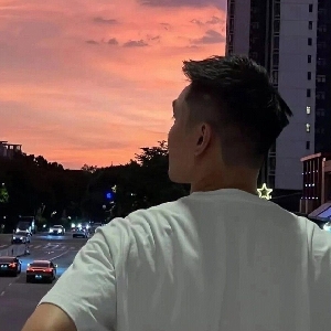 穆硕 