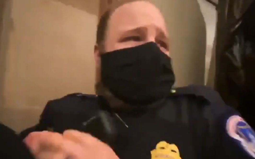 美国会内持枪对峙画面:美国会警察被示威者吓到发抖