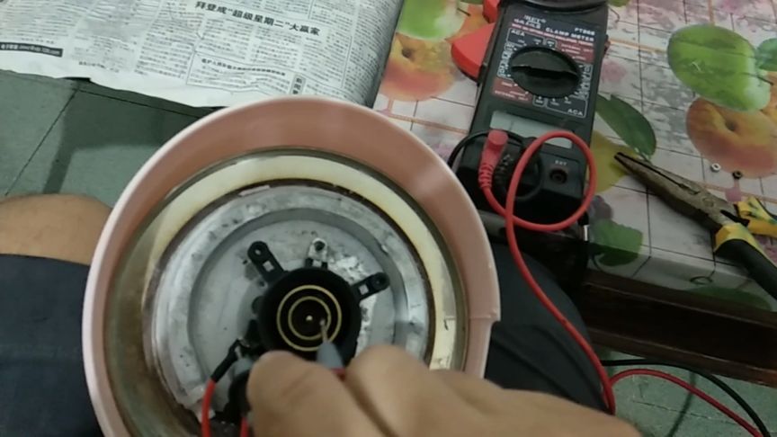 伍笛电热水壶通电指示灯亮不加热,打开下盖用万用表检测。