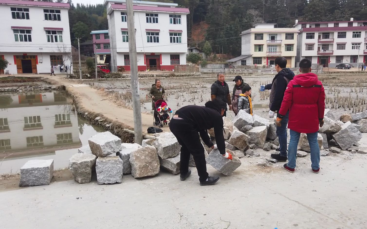 小白家要修路,50米的路加宽一米要花60000,大家觉得造价贵不贵?