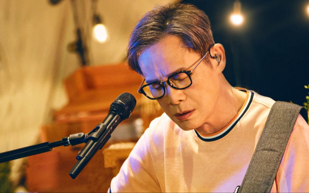 「童年」罗大佑首场视频号线上演唱会