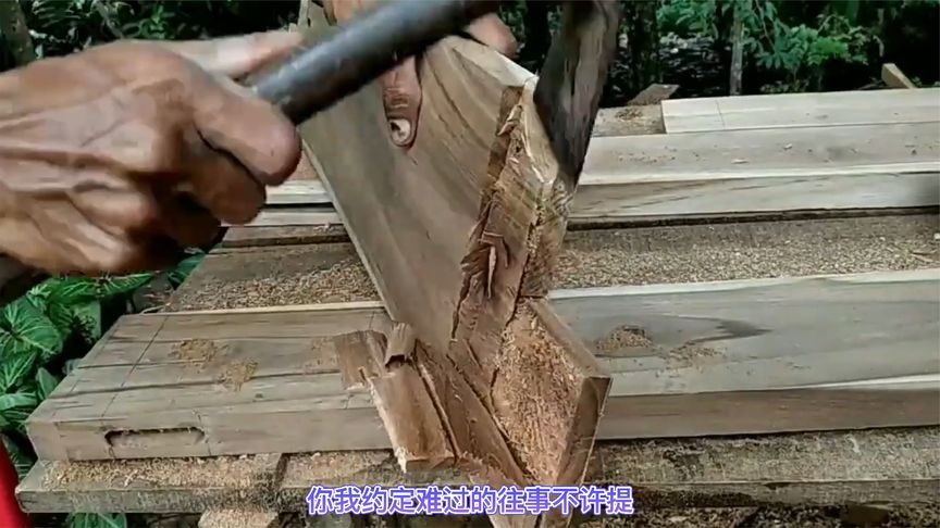 用自己粗燥的手为自己做一个木门,遮风挡雨/木工、木匠