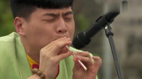 小伙在吸管上挖了几个孔,竟然可以当乐器,吹出的声音相当好听!
