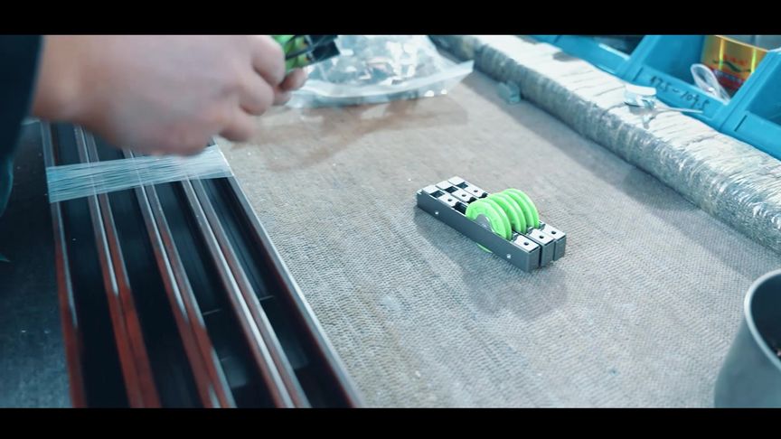 推拉门滑轮安装,猜猜看师傅的手艺一天能装多少个?#门窗