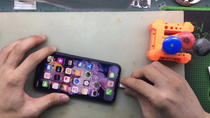 苹果手机插数据线提示还剩0%充不进电,动动这儿正常了,遇到过吗