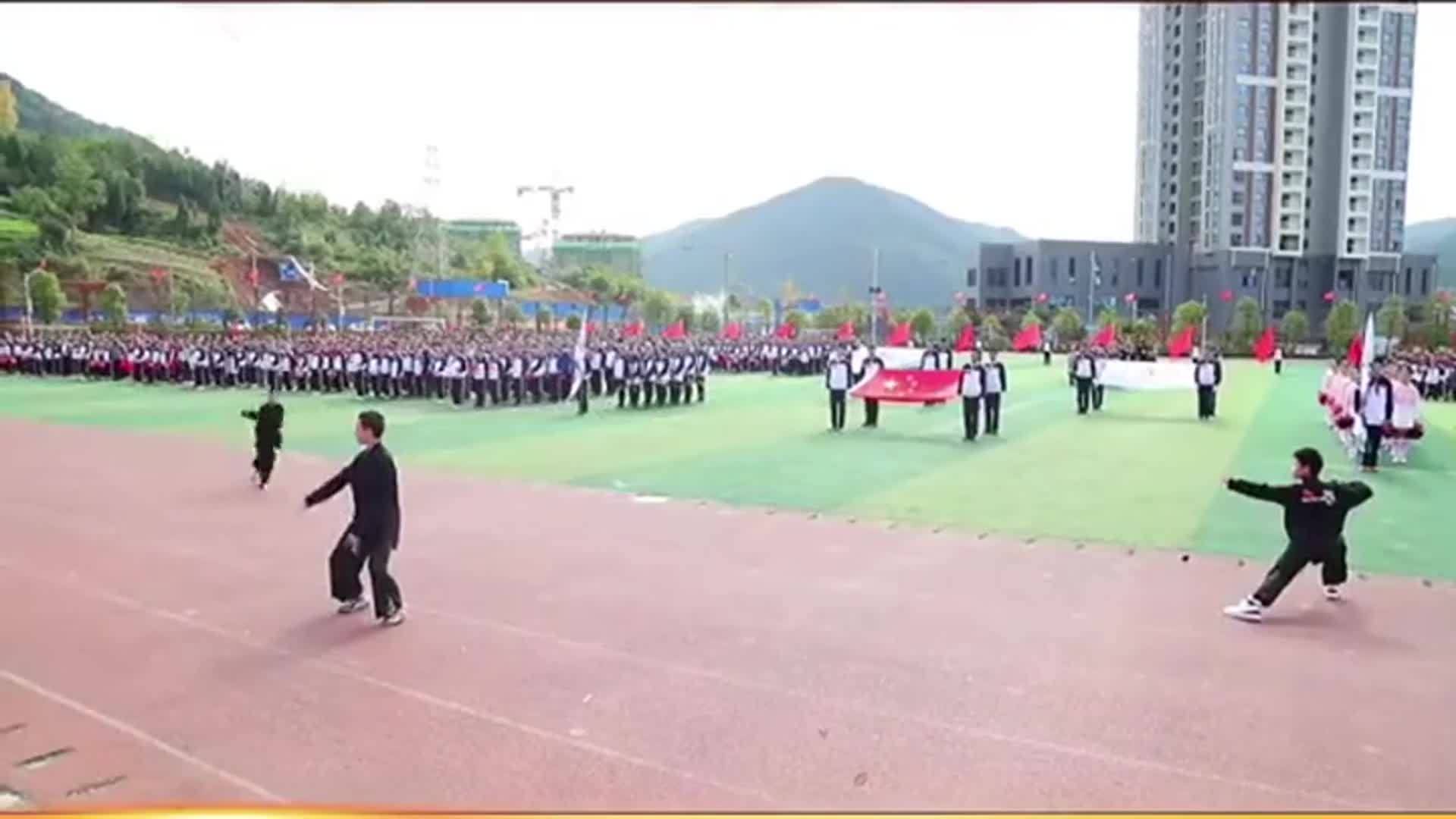 中学运动会开幕式,初中生上演武林绝技