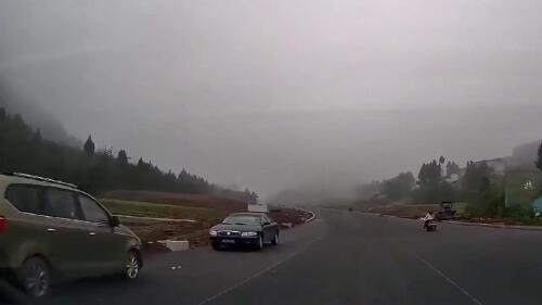 电动车司机毫无征兆的转弯,还好认错了