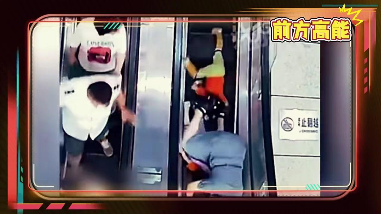 #不正确乘坐自动扶梯真的很危险自动扶梯,暗藏玄机,稍有不慎,就容易.