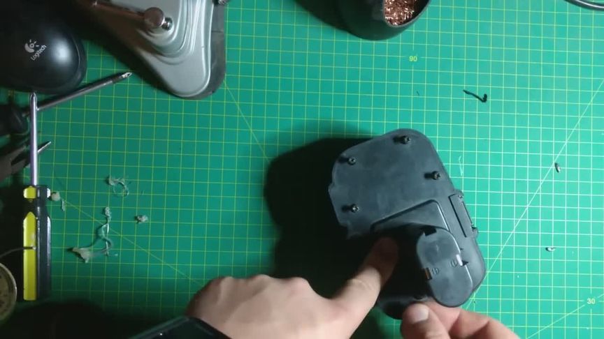 电钻电池坏掉了-看看牛人怎么修复它