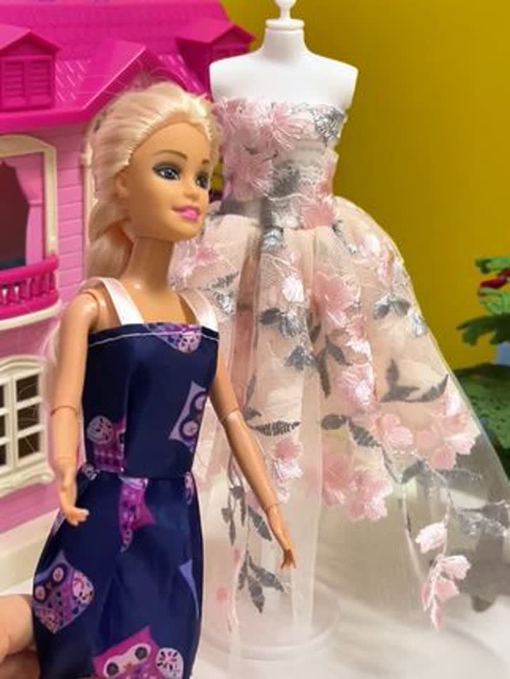 芭比娃娃卖裙子 #芭比娃娃 #公主系列玩具 # #卡通动漫 #儿童动画