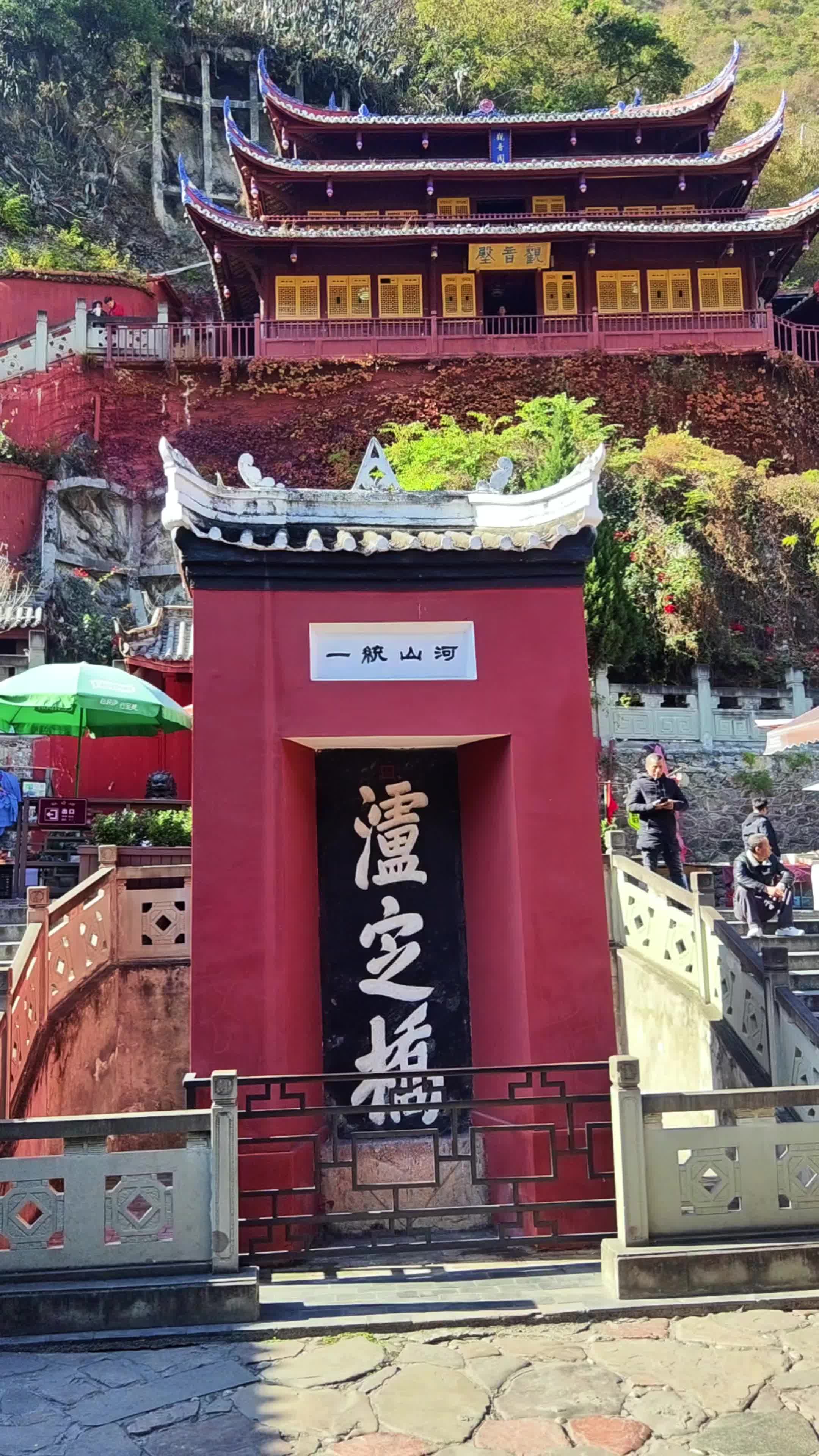 泸定桥(Luding Chain Bridge)位于中国四川省甘孜藏族自治州泸定县,是...