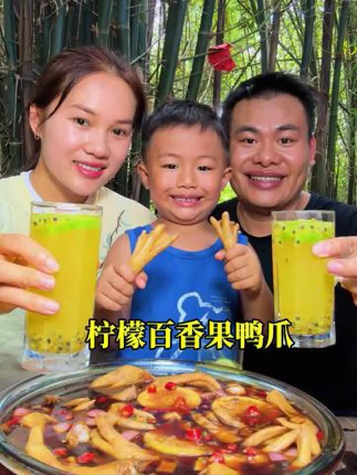 在这炎热的季节里,怎么能少得了一杯冰镇柠檬水和百香果鸭爪呢,两个...