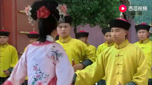 新还珠格格:小燕子不能出宫,差点被侍卫逼疯,堂堂阿哥变仆人