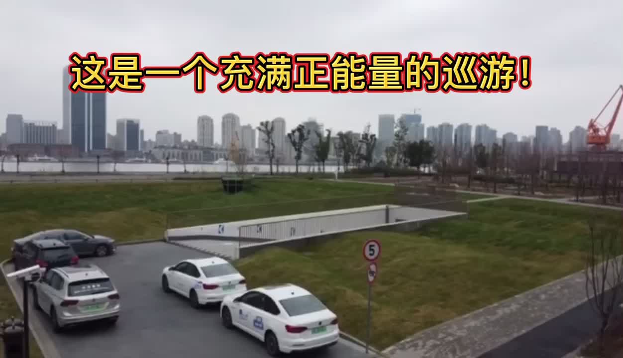 杨浦大桥下摇摆起竹竿子 我们是最酷的 巡游逗逼也不是一次两次了...