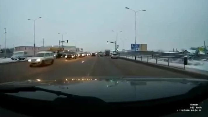 玩大了!轿车强行过弯撞飞警车