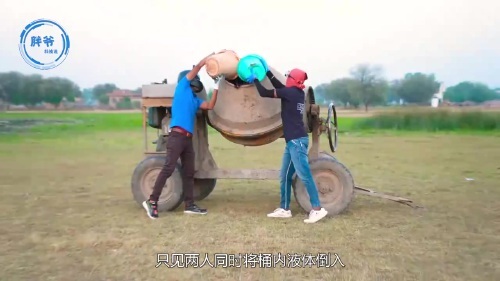 从天才发明搅拌机清洗衣物小技巧到洗涤效果的震撼展示,真是令人意...