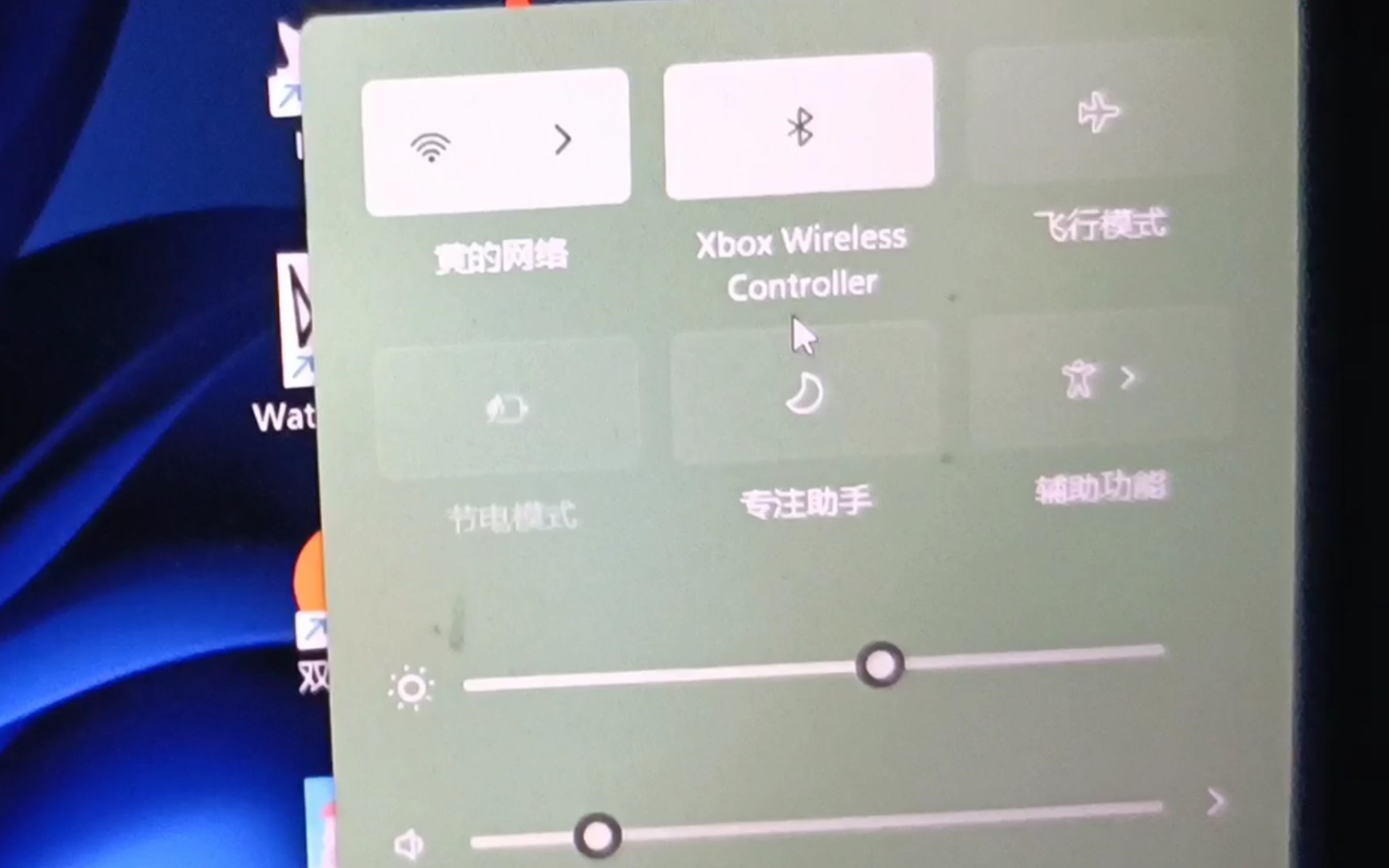 突然发现Xbox手柄原来是能连蓝牙直接玩的,再也不用占用我的鼠标...