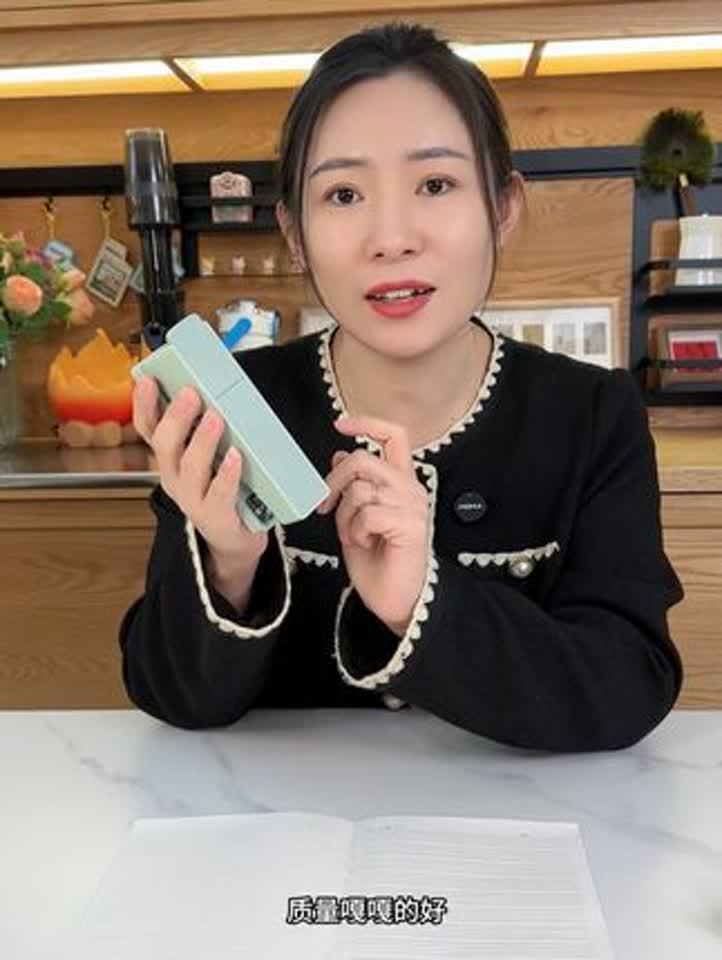 可360度旋转的订书机用着太方便了,外观简洁时尚很小巧颜色也好看,...