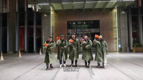 看升旗,唱国歌!