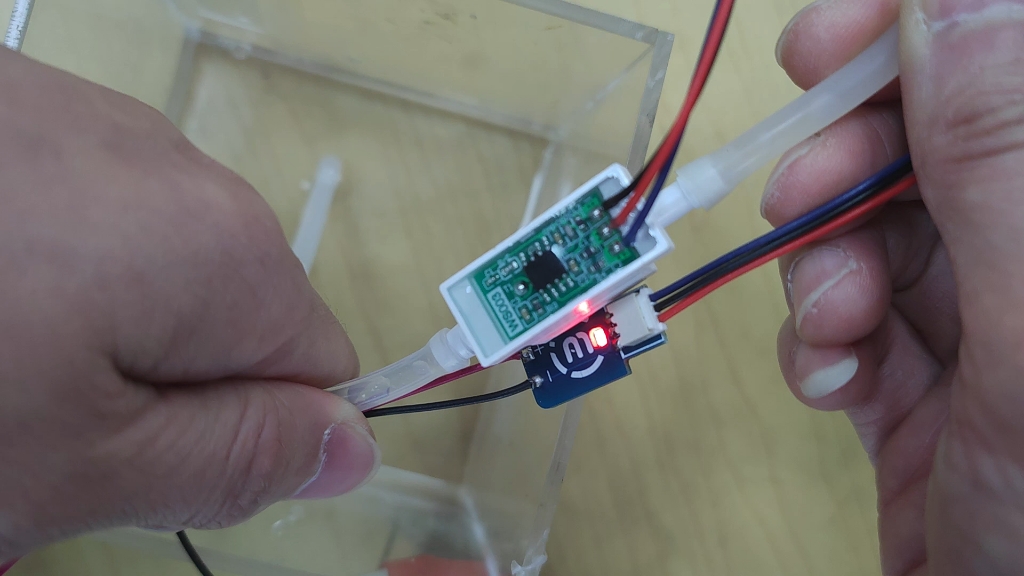 小管道液位模组,可以检测纯水,自来水,洗涤液等液体,广泛应用在拖地机...