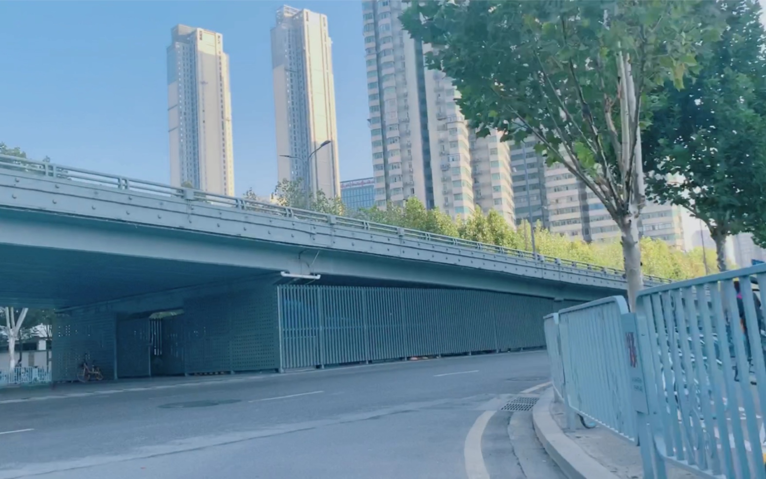 武汉这条路感觉很现代