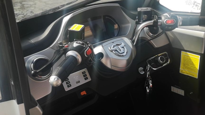 车小功能不少,最小的四轮电动车,把式操作简单。