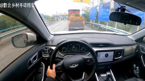 小伙开手动挡堵车缓行跟车,1点1点的移动,精准操控自动挡做不到