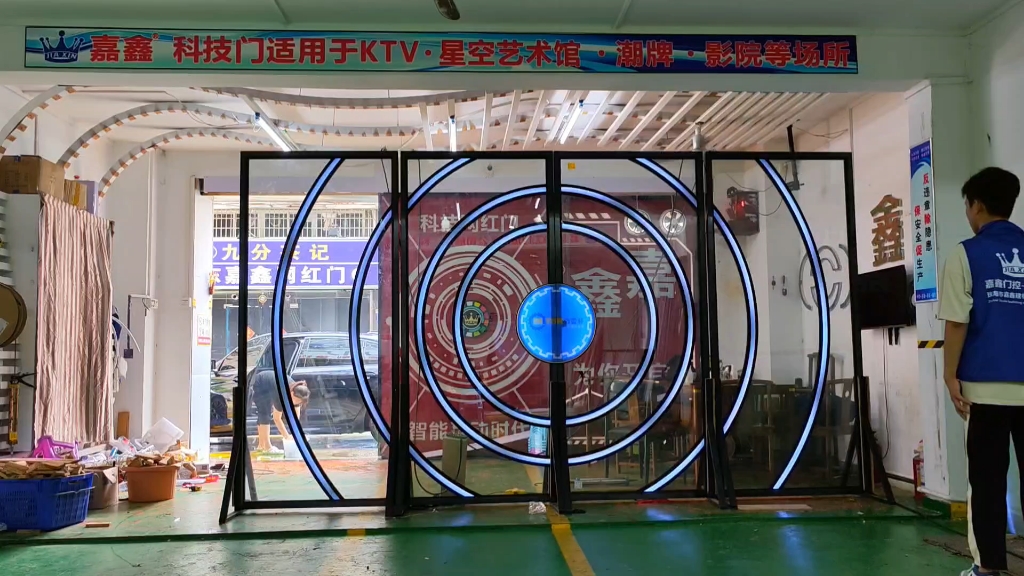 透明玻璃嘉鑫科技门不仅具有普通门的作用,还可以提高展厅的透光率,...