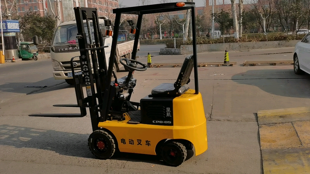 小型电动叉车0.5吨价格(昊航迷你电动小叉车)