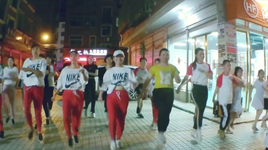 广场舞《众人划桨开大船》歌声悠扬动听,舞蹈简单瘦身