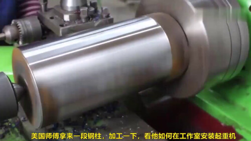 小伙拿来一根钢柱,加工一下,看他如何在工作室安装起重机