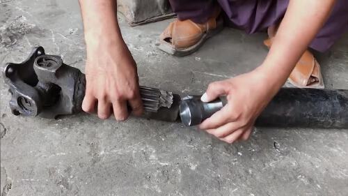 卡车传动轴断裂,汽车修理工是如何焊接维修的,就这技术活没比的