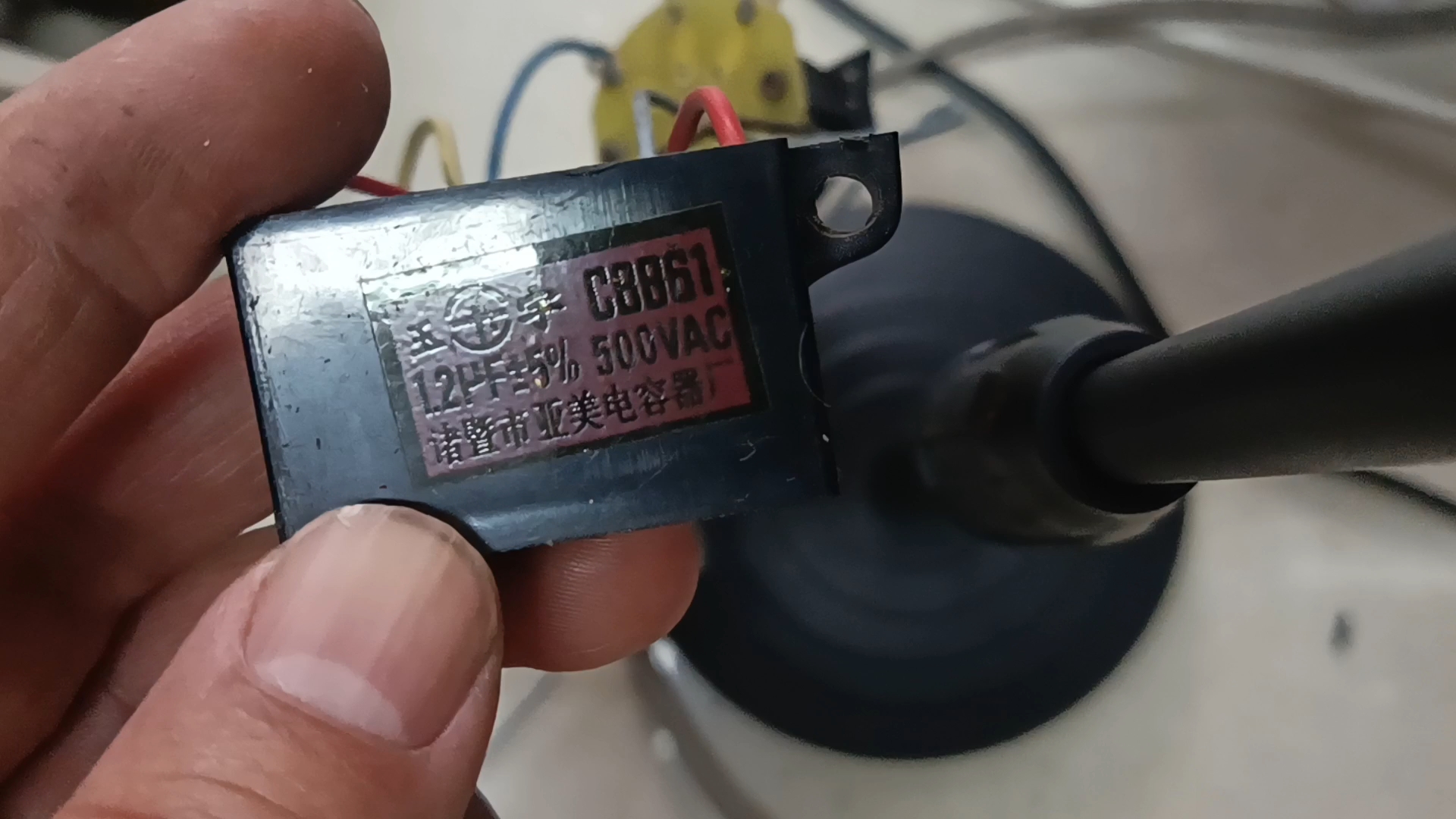 十五六年前的老式摇头风扇拆解,无法启动。换了启动电容还是不行。...