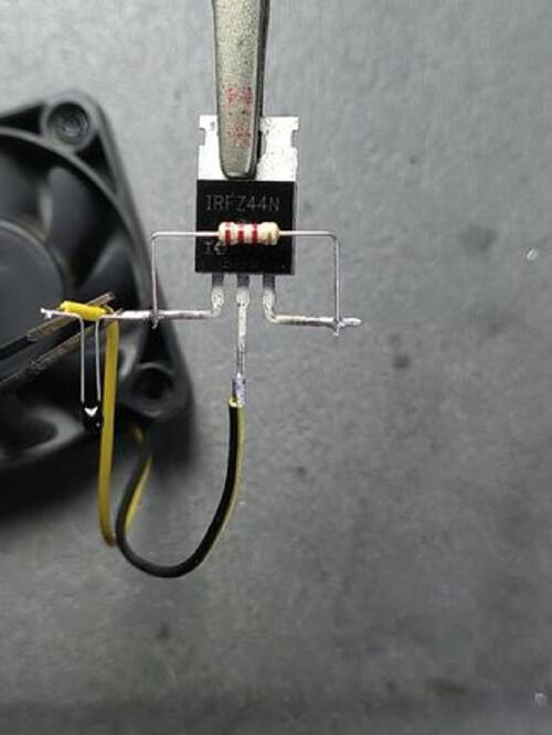 3个电子元件制作了一个自动风扇,温度升高风扇自动旋转