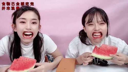 开口器极限美食挑战!口水失控狂流还能顺利吃完吗?