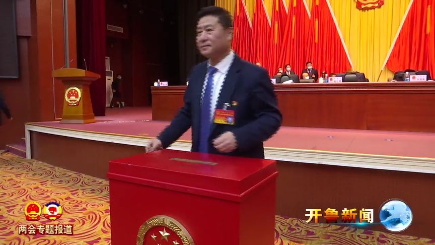 县十六届人大四次会议举行第三次全体会议