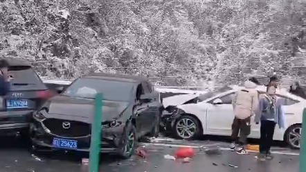 高速公路堵车,连环撞车撞了