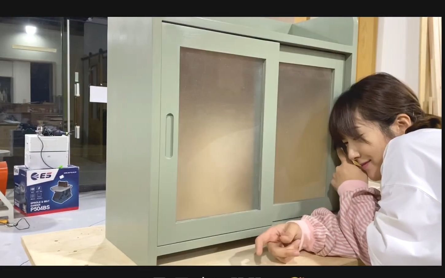 木工店:少女 - 用橡胶木做推拉门小柜纸