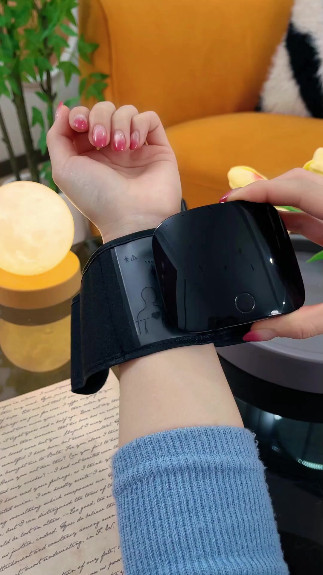 这才是爸妈需要的血压计。告别脱衣绑袖带的繁琐操作。直接戴手腕上...