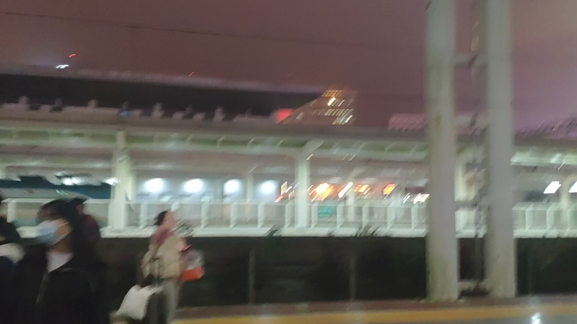 和谐号货运列车飞驰而过