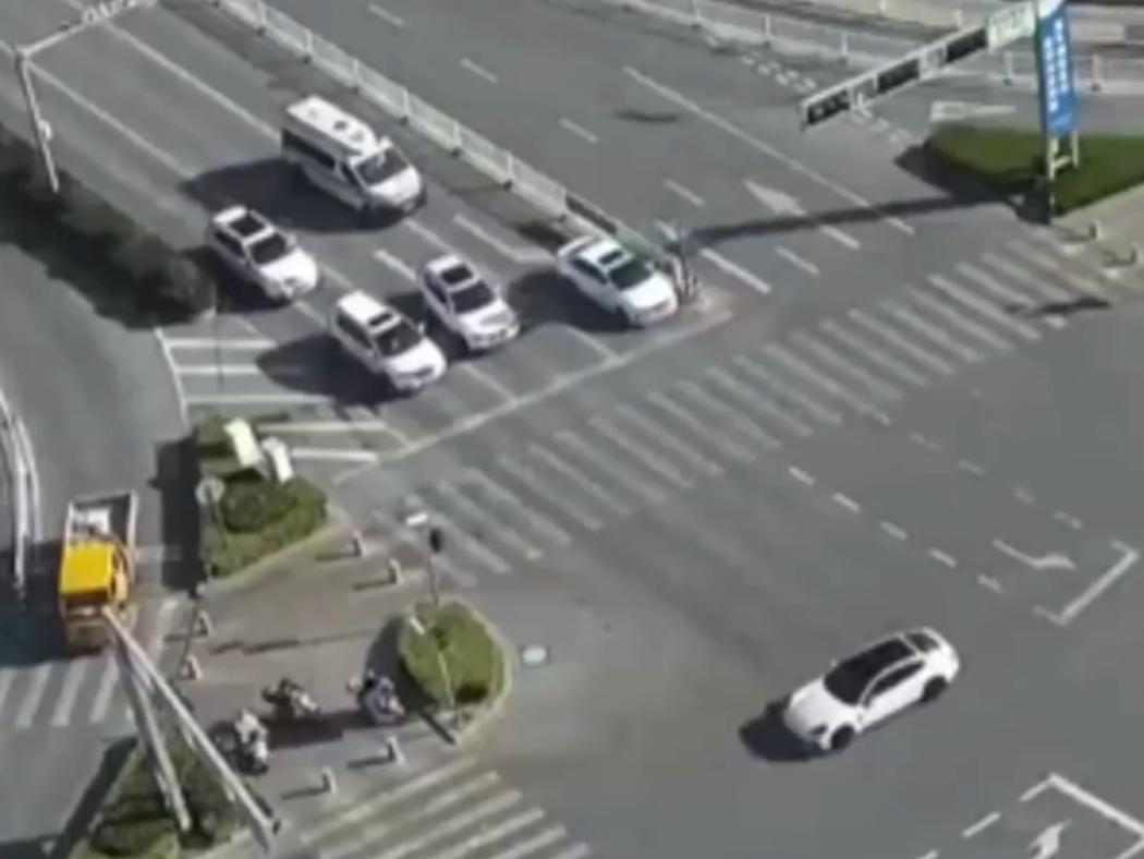 教科书式45度让行,急救车遇上红灯,三辆车10秒让出生命通道