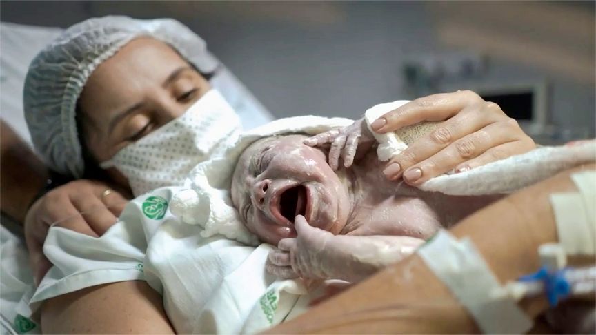 实拍产妇艰难的顺产生娃全过程,刚出生一秒的小宝宝你见过吗?