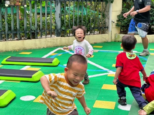 宝宝在幼儿园户外活动,每次跳舞都会添加动作,活泼可爱的宝贝