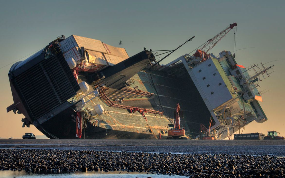 16级台风有多猛?2万吨航母被吹翻,200艘军舰800人死亡失踪